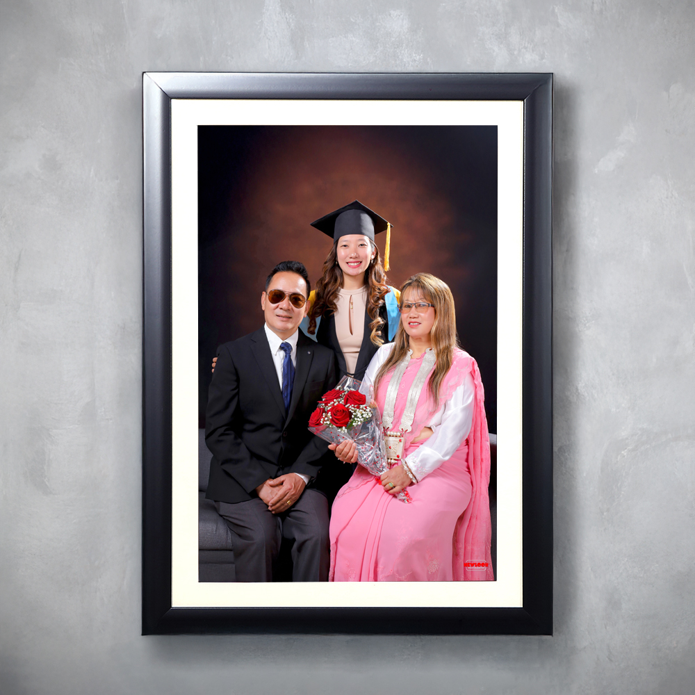 Custom Graduation Photoshoots for Couples, Families, and Groups | Best ...